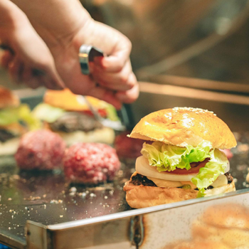 多様な働き方case:4 Blue Buck Diner バーガー修吾／男鹿市ホームページ